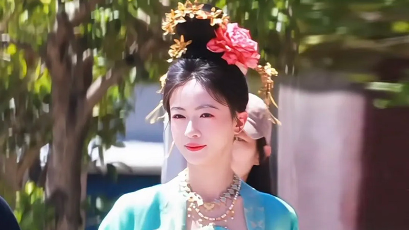 Wearing the Golden Blooms in Jiang Shan Wei Pin - Newhanfu