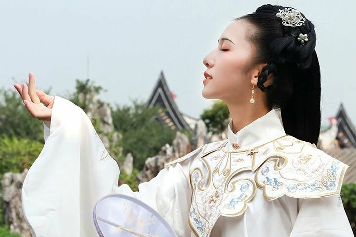 Classic Chinese Hanfu: Shoulder Accessories - Yunjian