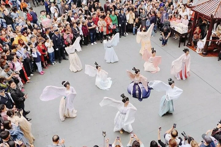 Shanghai Yu Garden Hanfu Dancing - Newhanfu