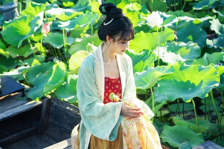 Jiang Xun Qian - Talented Girl That Focuses on the Traditional Cuisine and Crafts - Newhanfu