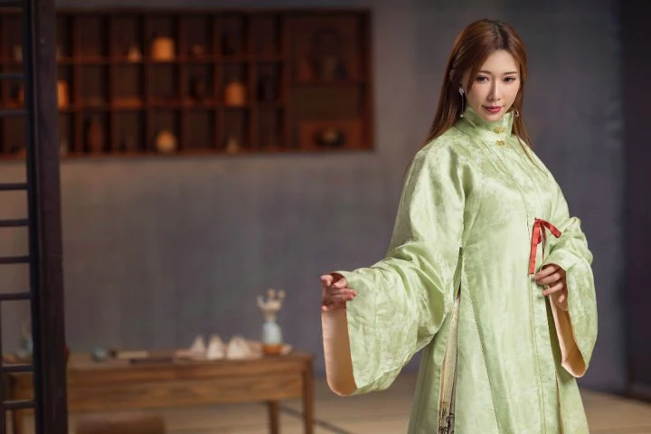 The Great Hanfu Craftsman Zhong Yi - Founder of Ming Hua Tang - Newhanfu