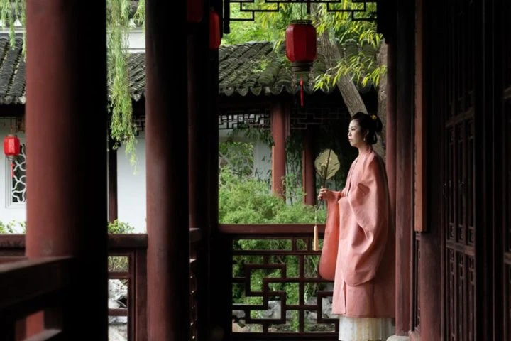 Poses To Take Photo with Hanfu - Newhanfu